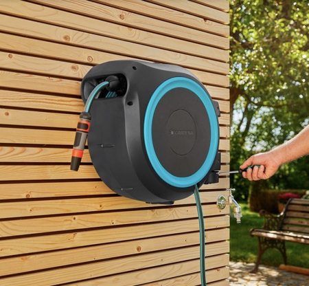 Настенная автоматическая катушка со шлангом  GARDENA AquaRollUpM/L