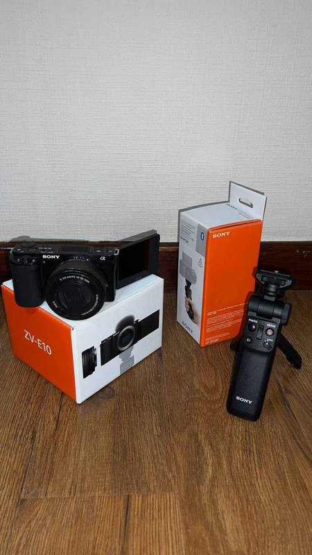 Продам камеру Sony ZV-E10 со штативом-рукояткой