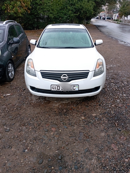 Nissan Altima 2.5L.  10.000$