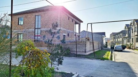 Дом коробка 3 уровня, участок 5 соток, массив Строитель, Сергели.