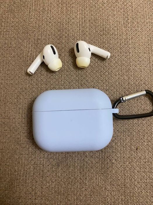 Apple AirPods Pro + коробка, чехол (состояние 4+)