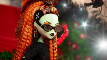 Off-White с куклой Monster High 
Mattel Творения
Off-Whi