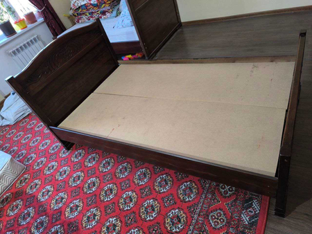 Кровать с матрасом полутораспальный 1,2/2м натур.орех. 2шт. Уступлю