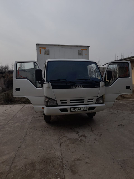Isuzu sotiladi holati a\\\'lo narxi kelishiladi.