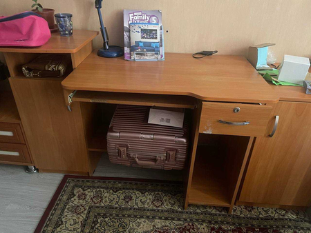 продается стол и тумбочки