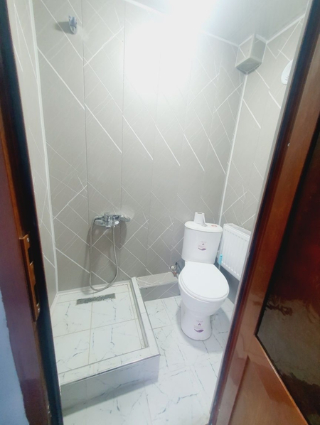 Hostel labi hovuz yonida