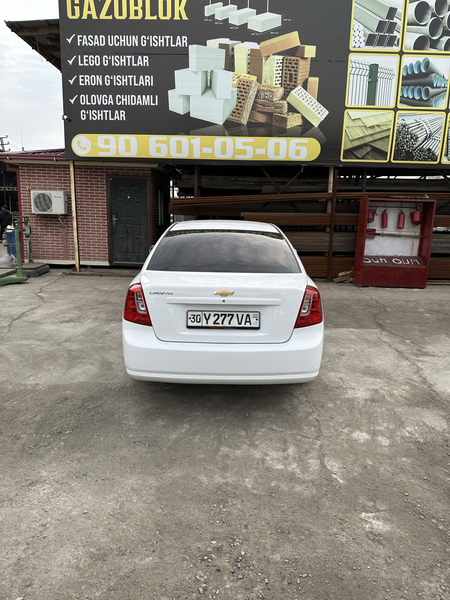 Gentra moshina sotiladi