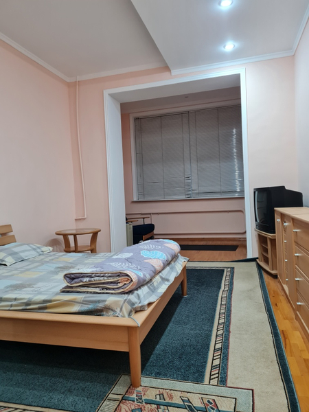 Аренда Чиланзар  1 Аллея 3в2/2/4 высокопотолочка 550 Евро.