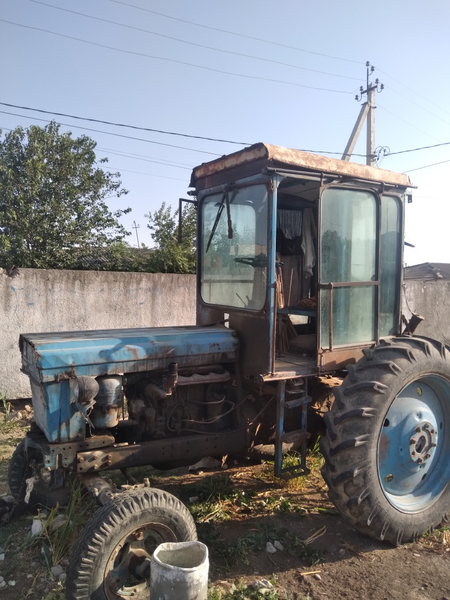 Traktor sotiladi