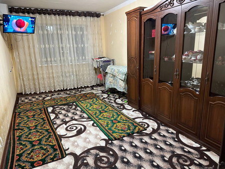 7 qavatli uyning 5 qavatidagi 3 xonali 75 kv.m xonadon sotiladi.
