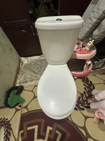 Unitaz sotiladi hamma joyi ishlaydi aybi yuq