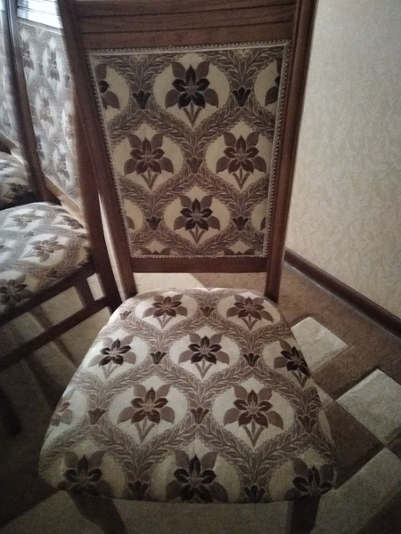 Стол, 12та стулчаси билан