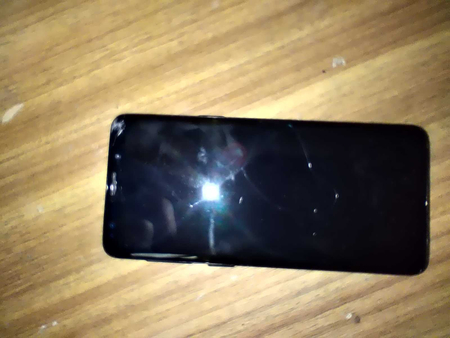Samsung Galaxy S9 (есть трещины)