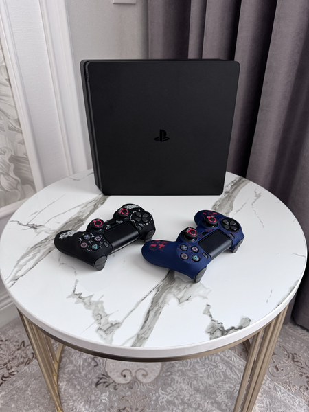Playstation 4 1-TB  идеальный  2 джойстик оригинал диск в подарок