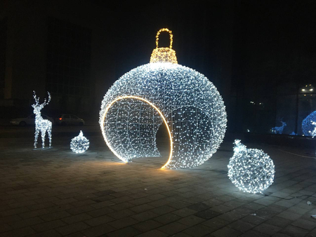 Украшение улиц, фасадов зданий офисов домов