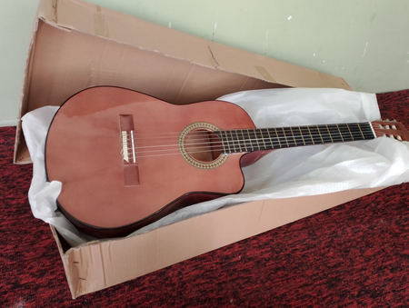 Yangi gitara  kop chalinmagan