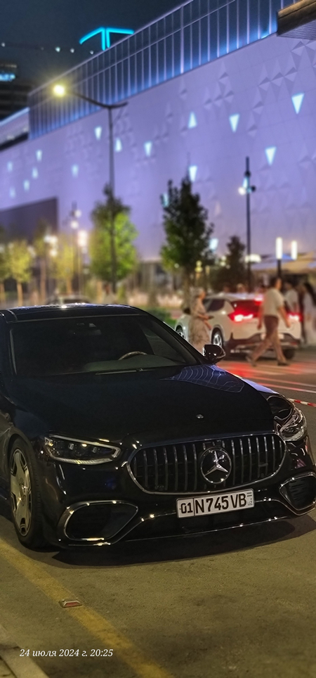 To'y va marosimlar uchun kortejga Mercedes va boshqa moshinalar