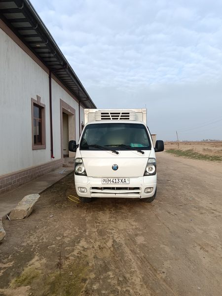 Kia bongo sotiladi
