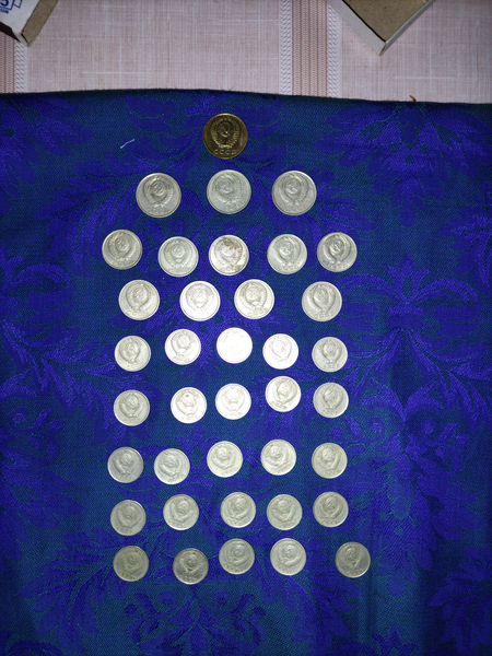 Продам монеты и значки