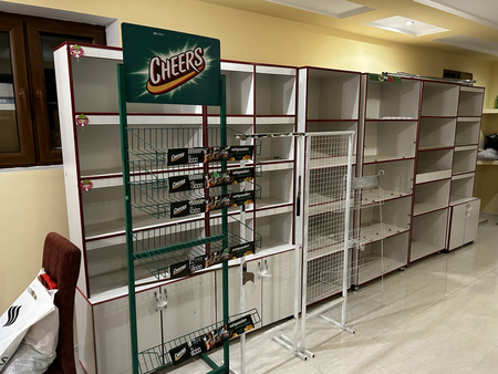 Продается набор шкафов и витрин для продуктового магазина.