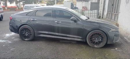 Автомобиль марки KIA K5