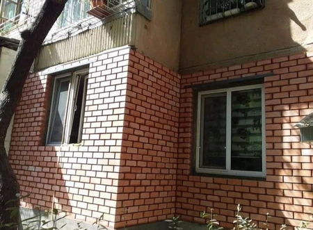 Балкон: кладка облицовачнным кирпичом.