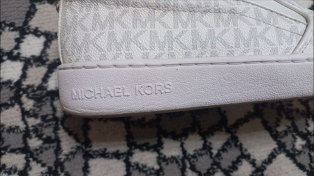 Слипоны от бренда Mishel Kors