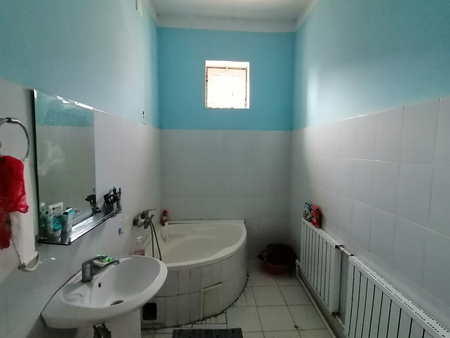 Ховли 4 хонали шароитлари билан аренда куяман 500 $. Оилали куяман.