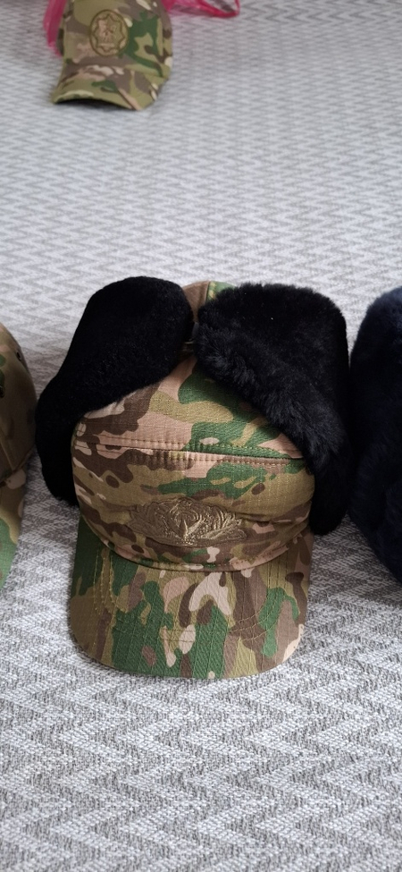 Продам военный бушлат куртка и разные шапки кепки