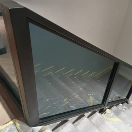 Loft eshik va perella. Panjara naves xizmatlai bor