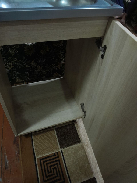 Шкафчик с раковиной в нормальном состоянии.
60×55с