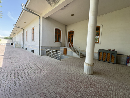 Xovli sotiladi badal 10 sotok 4 xona