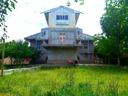 Katta xovli sotiladi