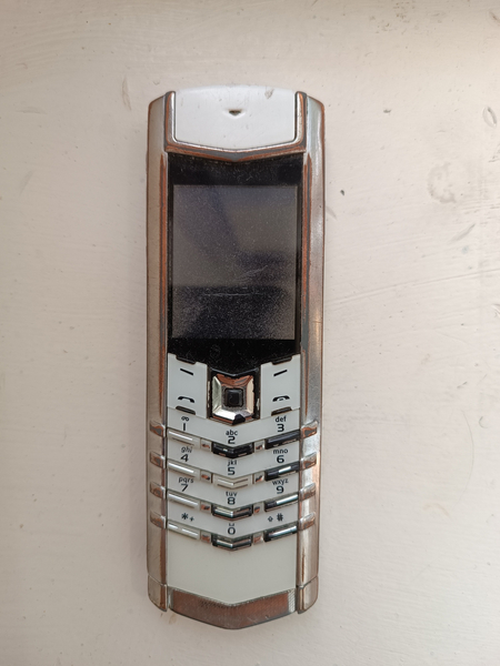 Vertu telefoni yaxshi ishlaydi
