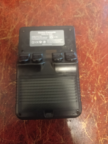Противная приставка Game console R36S есть много игр