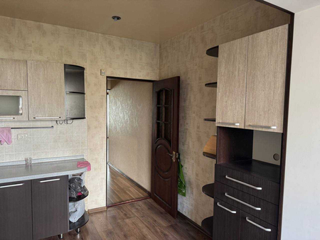 Срочно продаётся квартира  на Карасу-6  3х комнатная