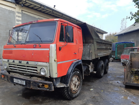 Kamaz srochni sotiladi