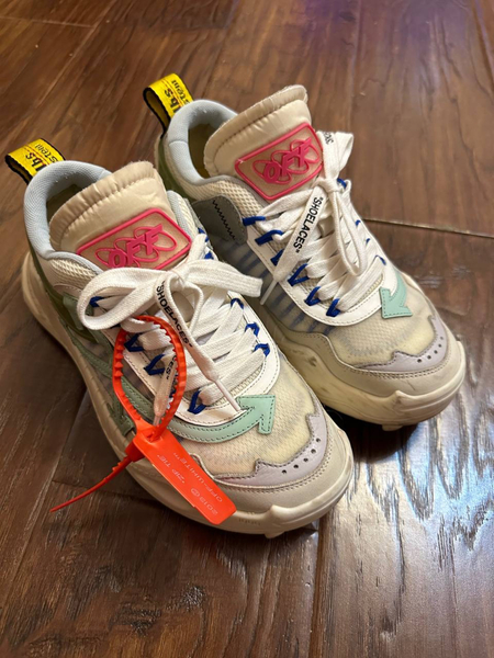 Кроссовки Off-White. 39 размер
