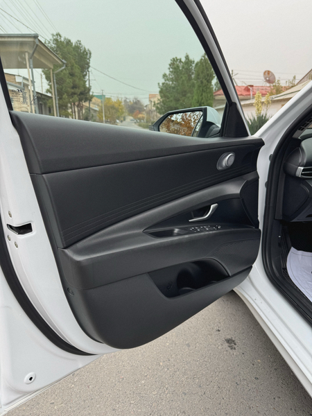 Hyundai Elantra 2Позиция 2024 Состаяние Идеално топтоза Пробег 75000km