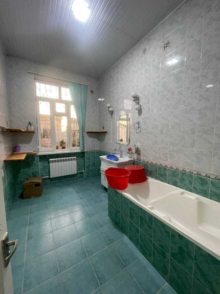 Срочно продам участок 7,5 соток с хорошим домом в центре Кибрая