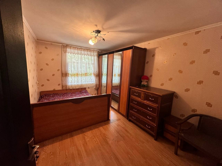 Продаётся 3х ком кв в чирчике 2 этаж в тройцки  рядом институт