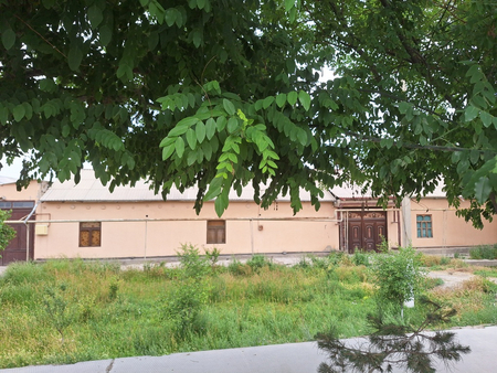 Eskishahar Lola magazinni yonidan yo‘l ustida 6 so‘tix yer sotiladi