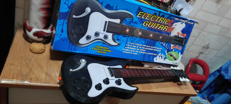 Игрушечная электрическая гитара