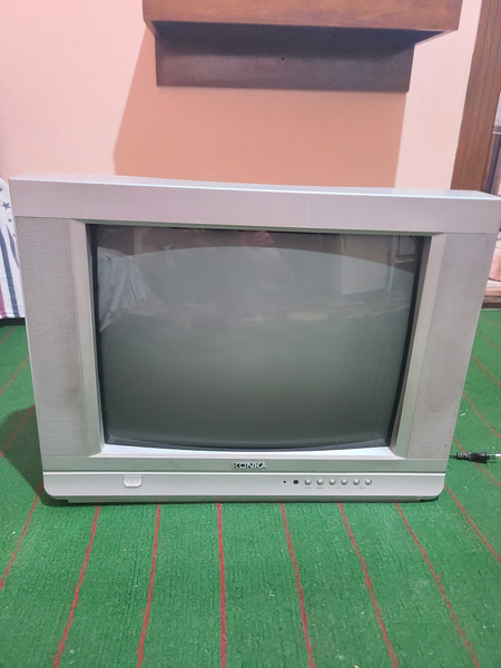 Iahlatilgan televizor sotiladi
