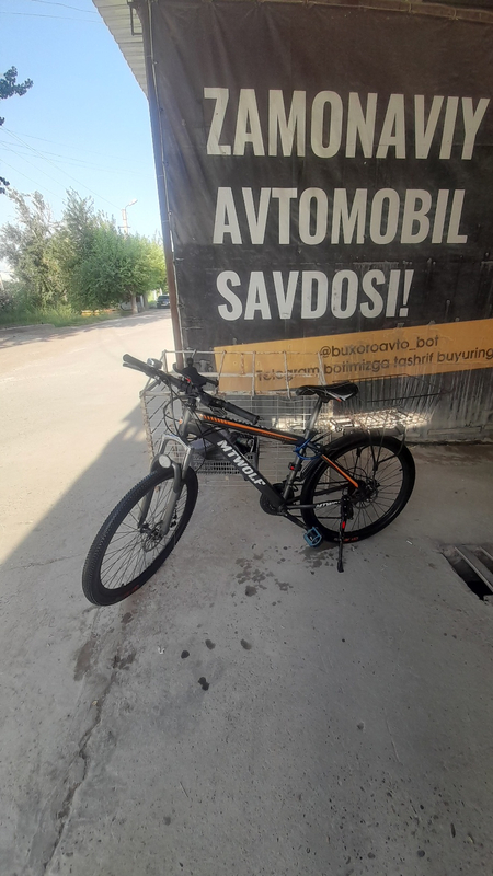 Velosiped Mostwolf yili 2021 asrab minilgan shahar ichida yurgan xolat
