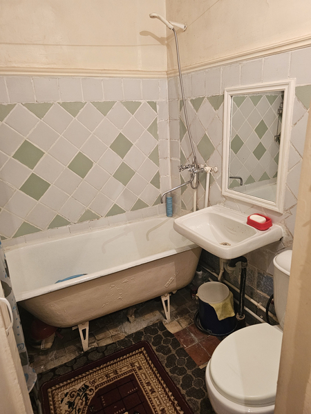 Продаётся своя 2х комнатная на кушбеги 1 этаж.