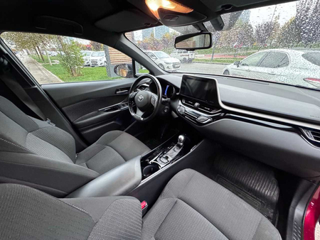 Автомобиль Toyota C-HR