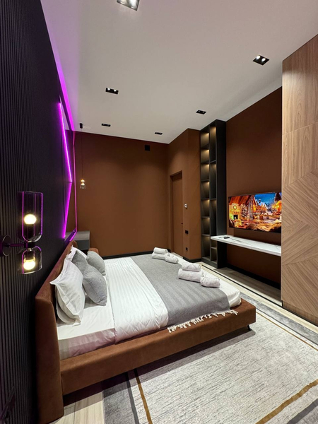 30 kishilik Beverley Hills Chorbog'da Joylashgan