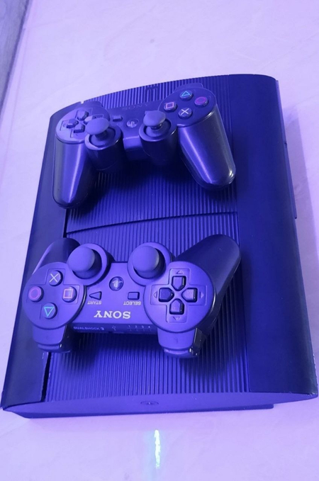 Super slim Ps3 playstation pristavka, 2 ta jostik bilan