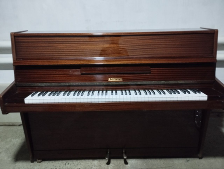 Rönisch Nemeskiy fortepiano sotiladi.